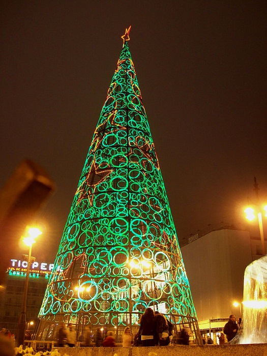 6 Beautiful Christmas Trees Around The World